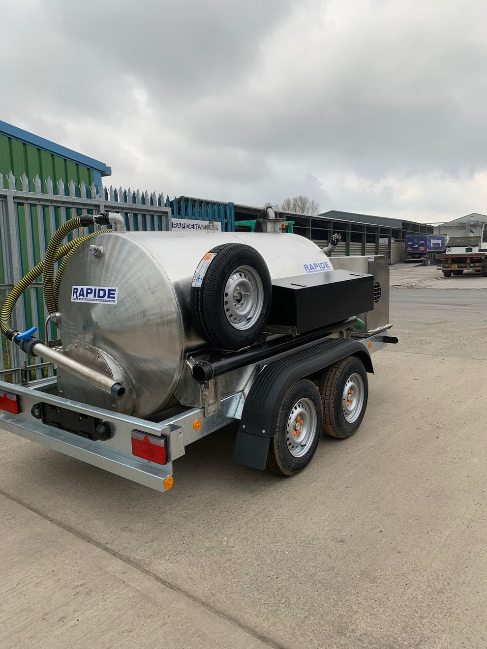 Mobile Tanker Unit with Tandem Axle Waste & Freshwater Tanks – RAPIDE ...