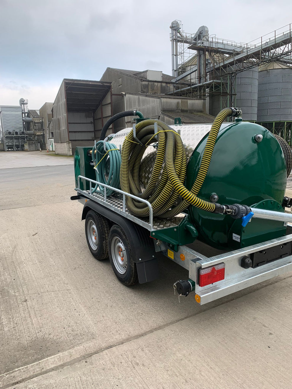 Mobile Tanker Unit with Tandem Axle Waste & Freshwater Tanks – RAPIDE ...